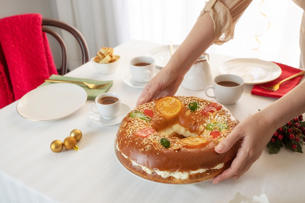 Roscon de reyes: Το παραδοσιακό Χριστουγεννιάτικο γλυκό των Ισπανών που θυμίζει βασιλόπιτα -Πώς ...